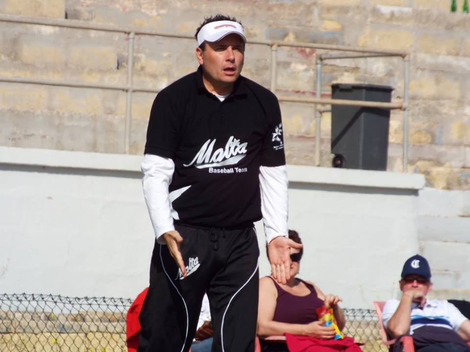 Il coach della nazionale maltese di softball tiene a battesimo i ...