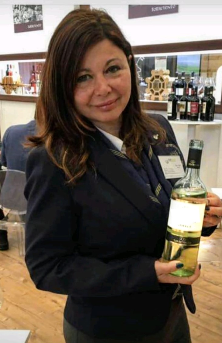 Intervista ad Elena Napoli, ambasciatrice del vino italiano a Malta ...