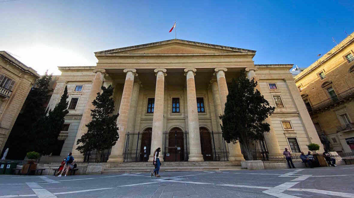 Caos in tribunale: 38enne si autodefinisce il “Bob Marley di Malta” e ...